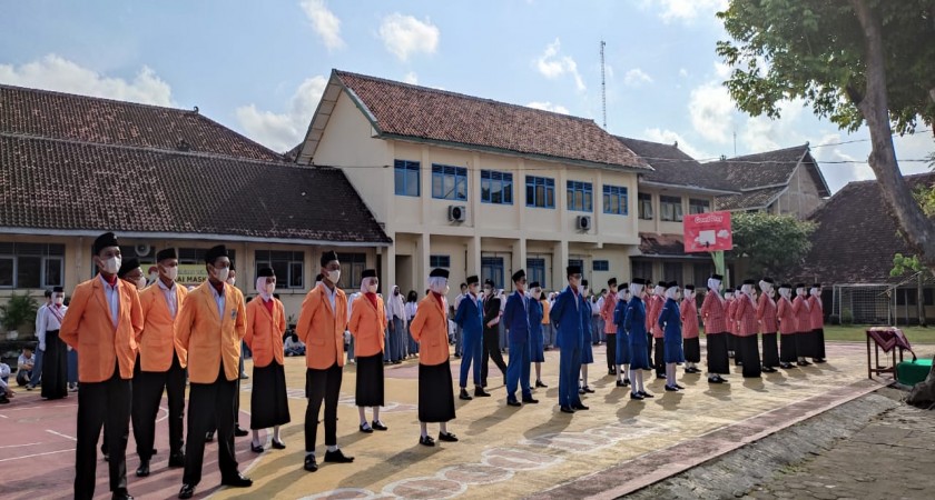 Upacara Bendera dalam Rangka Memperingati HUT Republik Indonesia ke-77 Tahun di SMK Koperasi ...